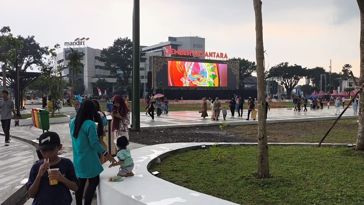 Wajah Baru Alun-alun Kota Jember Dilengkapi Sejumlah Fasilitas Modern ...